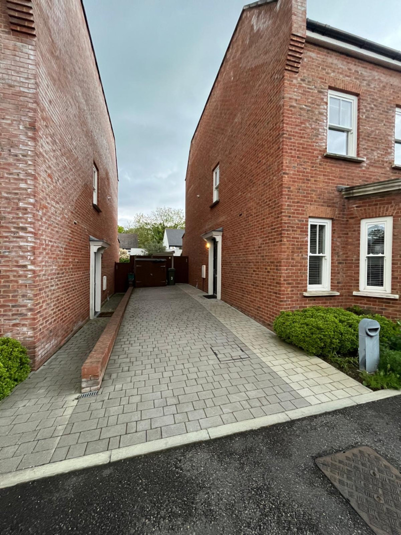 Parking on Rayner Close, Carshalton On The Hill, SM5 - from £1.50 per hour